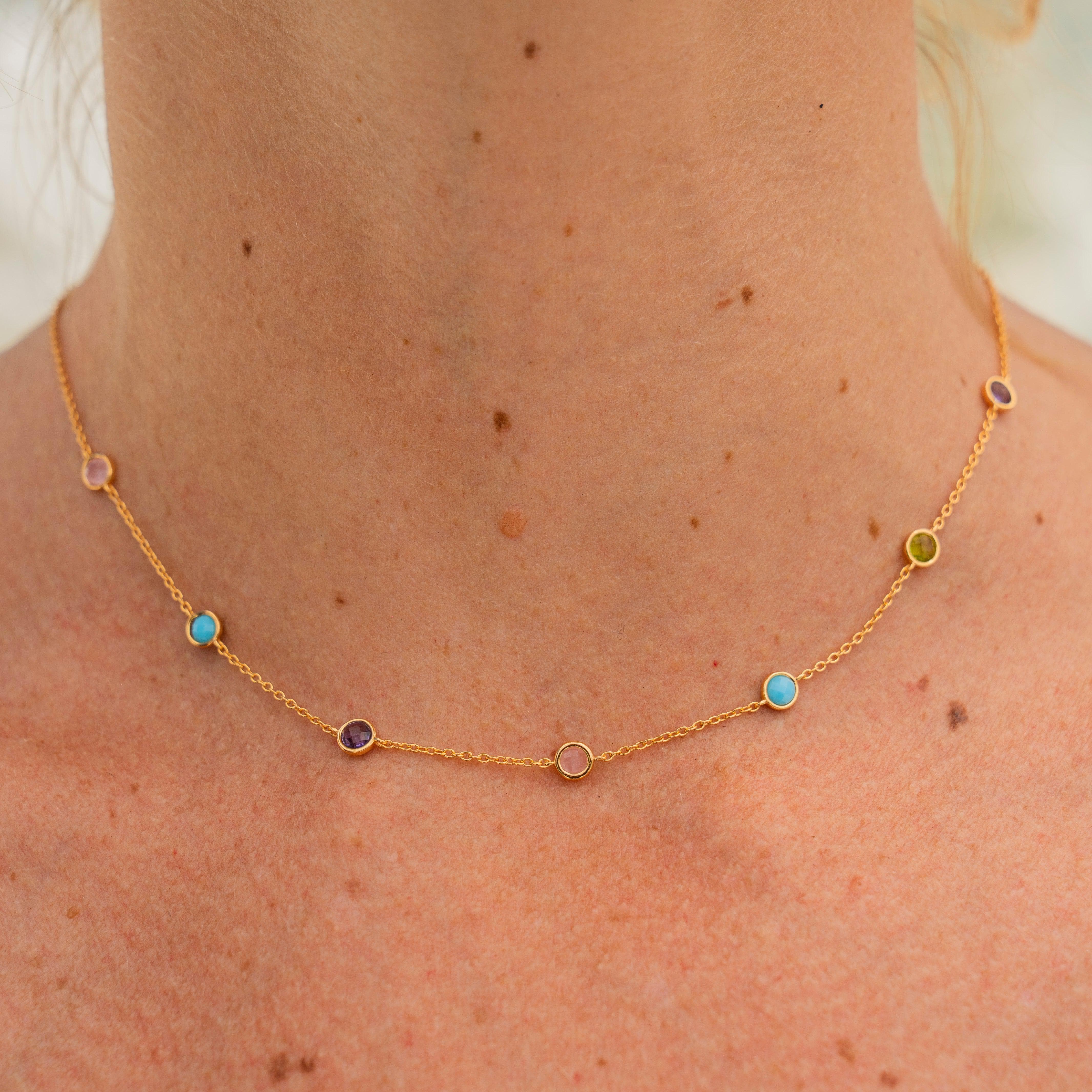 Goldkette Mit Bunten Edelsteinen
